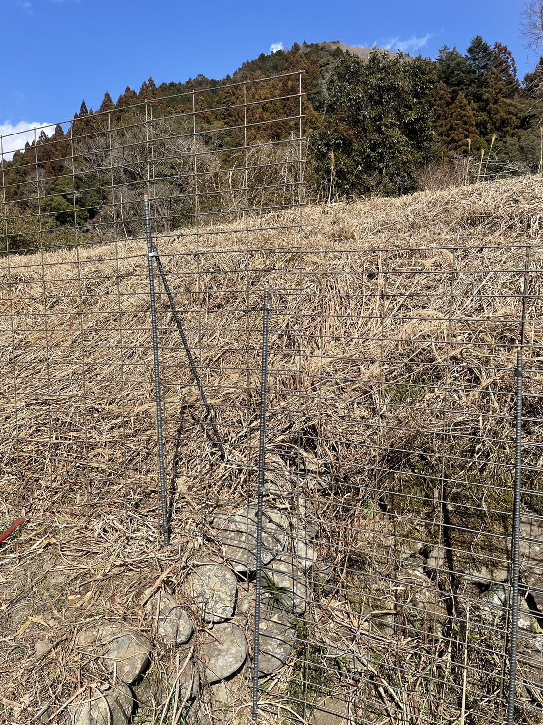 獣害防止フェンス工事が始まりました | 有限会社カマタ機械